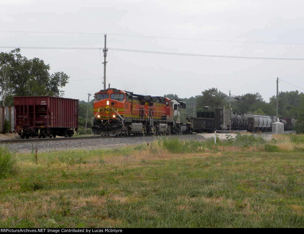 BNSF 4360 southbound BNSF manifest train